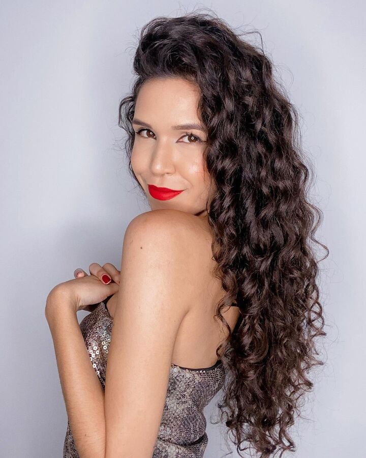 Cabelo com frizz: Conheça as causas e saiba como eliminá-lo