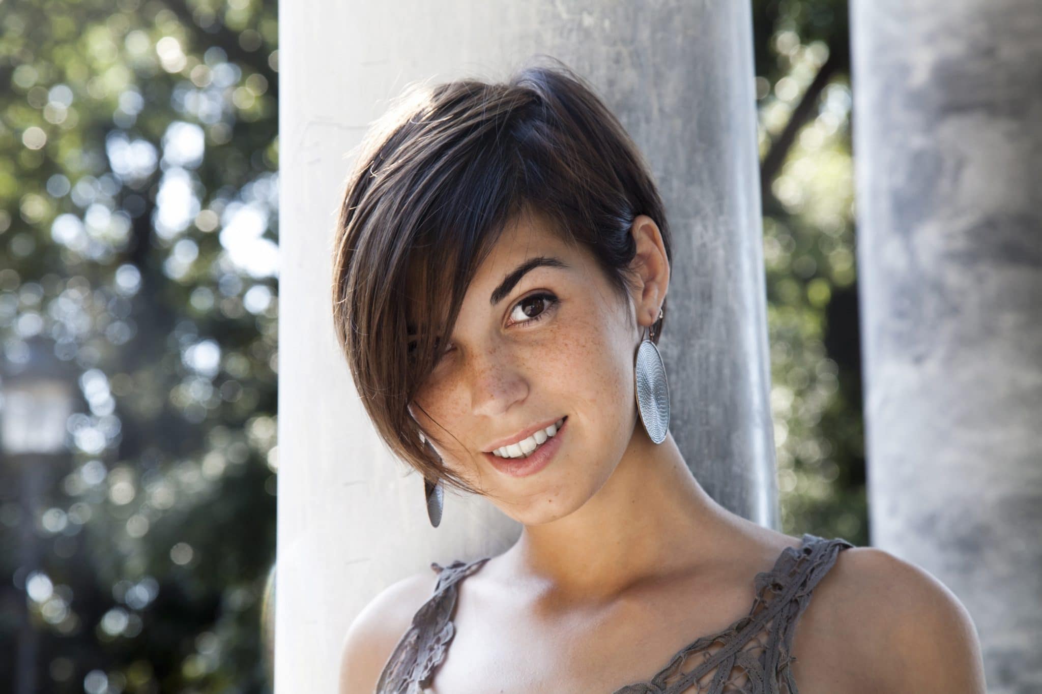 Cabelo dividido na lateral: cortes, penteados e muitos mais