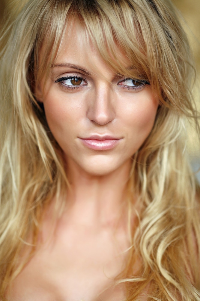 Cabelo dividido na lateral: cortes, penteados e muitos mais