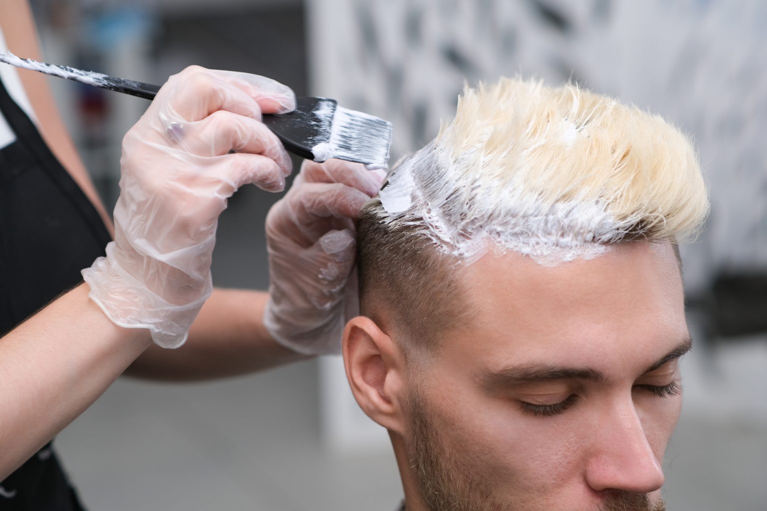 Nevou é o famoso cabelo platinado masculino que está bombando!