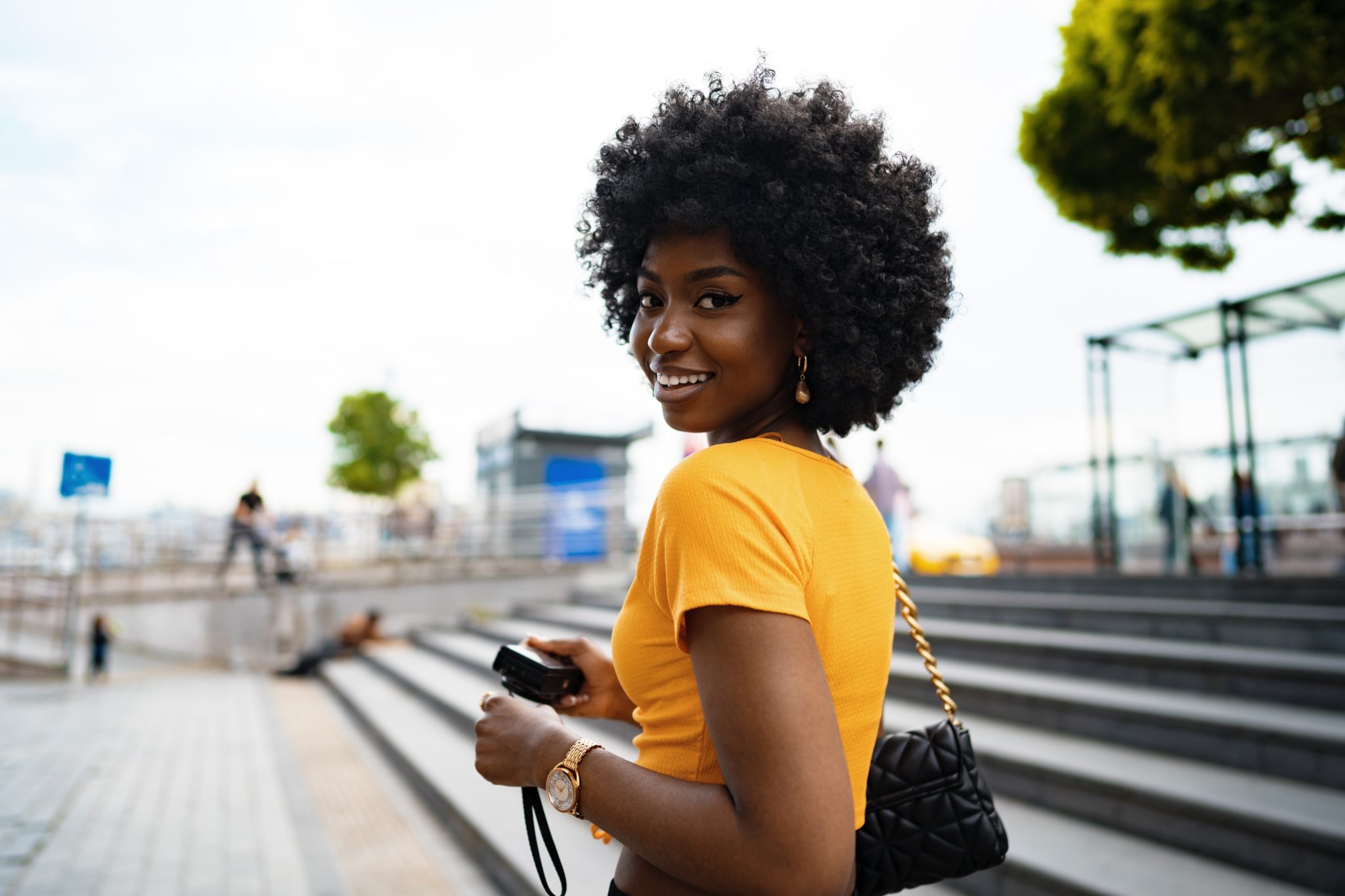Corte de cabelo afro: veja estilos e dicas práticas