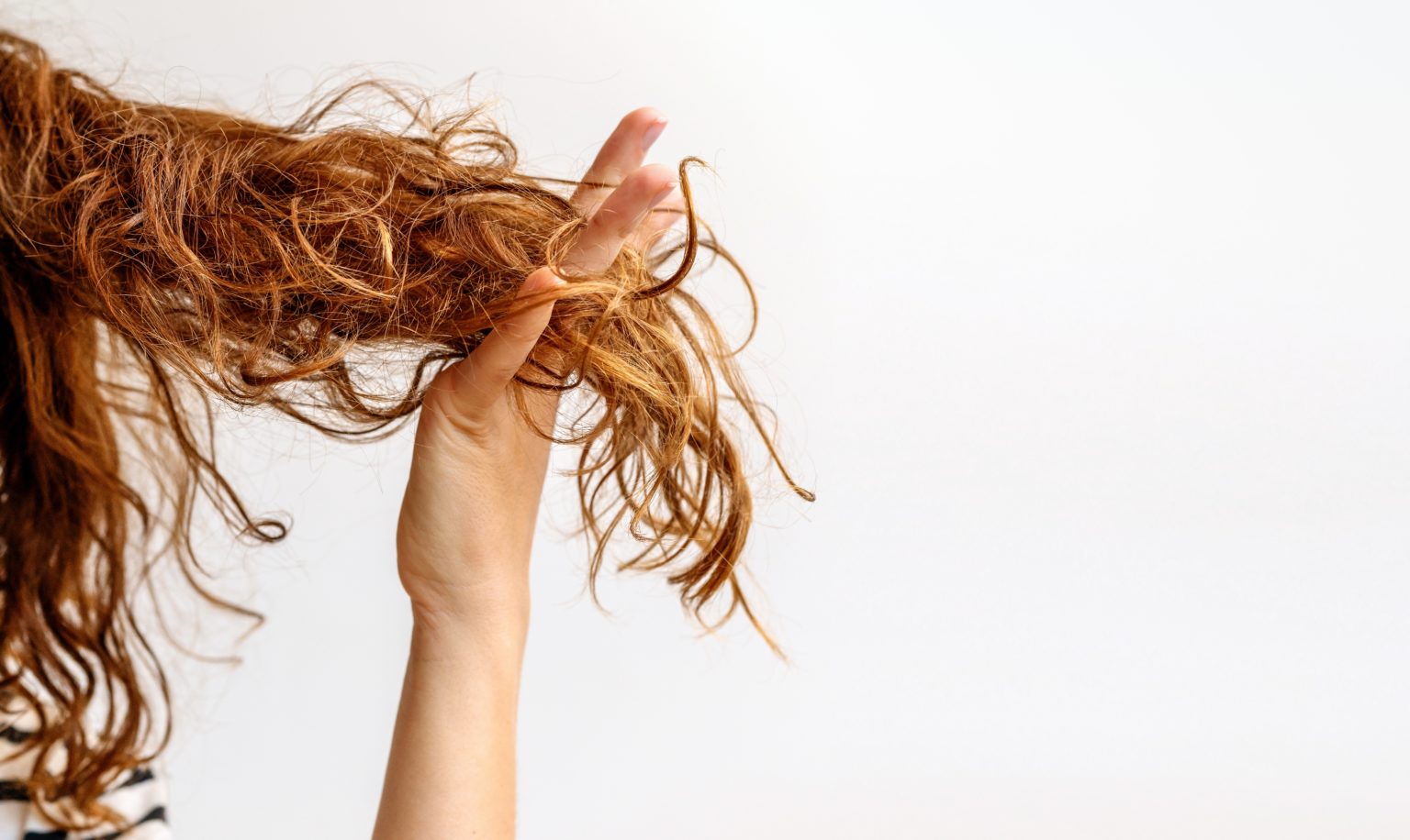 Porosidade capilar: descubra o que é e como evitar o cabelo poroso